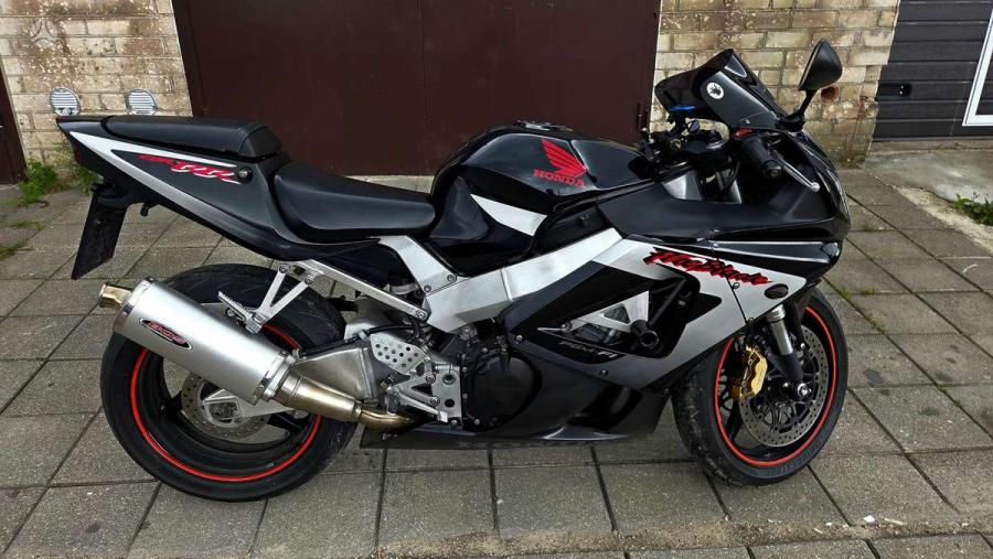 Black Honda Cbr 2000 in Mazeikiai, with an engine capacity of 0.93 L and mileage of 47 thousand km for 2850 €, photo 1 on AUTOMOTO.COM.LV