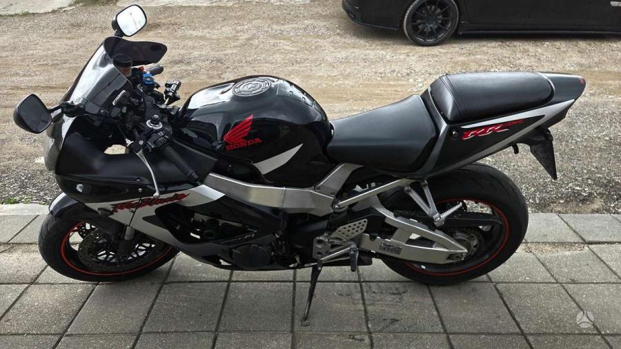 Black Honda Cbr 2000 in Mazeikiai, with an engine capacity of 0.93 L and mileage of 47 thousand km for 2850 €, photo 4 on AUTOMOTO.COM.LV