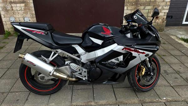 Black Honda Cbr 2000 in Mazeikiai, with an engine capacity of 0.93 L and mileage of 47 thousand km for 2850 €, photo 1 on AUTOMOTO.COM.LV