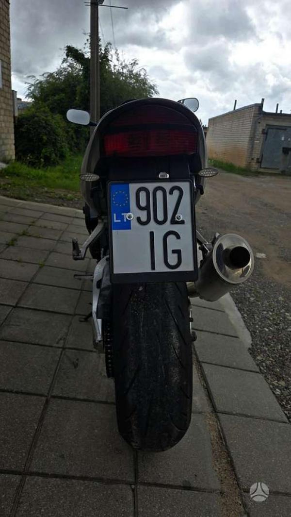 Black Honda Cbr 2000 in Mazeikiai, with an engine capacity of 0.93 L and mileage of 47 thousand km for 2850 €, photo 2 on AUTOMOTO.COM.LV