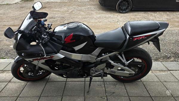 Black Honda Cbr 2000 in Mazeikiai, with an engine capacity of 0.93 L and mileage of 47 thousand km for 2850 €, photo 3 on AUTOMOTO.COM.LV