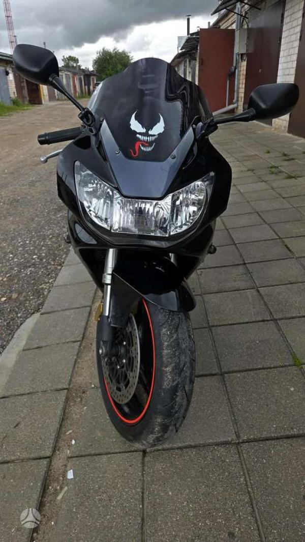 Black Honda Cbr 2000 in Mazeikiai, with an engine capacity of 0.93 L and mileage of 47 thousand km for 2850 €, photo 4 on AUTOMOTO.COM.LV