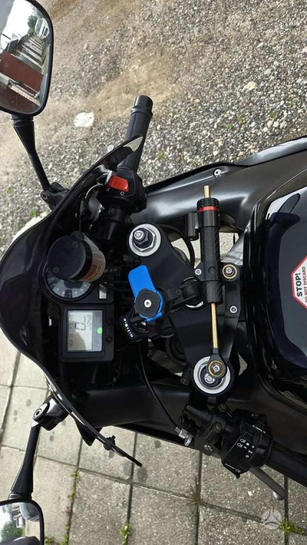 Black Honda Cbr 2000 in Mazeikiai, with an engine capacity of 0.93 L and mileage of 47 thousand km for 2850 €, photo 5 on AUTOMOTO.COM.LV