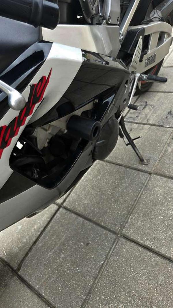 Black Honda Cbr 2000 in Mazeikiai, with an engine capacity of 0.93 L and mileage of 47 thousand km for 2850 €, photo 6 on AUTOMOTO.COM.LV