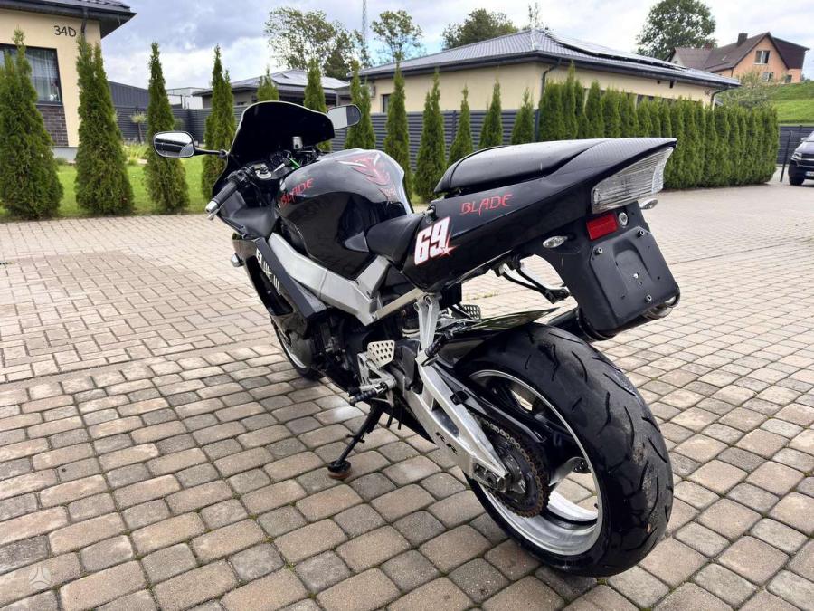 Черный Хонда Cbr 2001 в Вильнюс, объемом двигателя 1.00 л и пробегом 59 тыс. км за 2590 €, фото 9 на AUTOMOTO.COM.LV