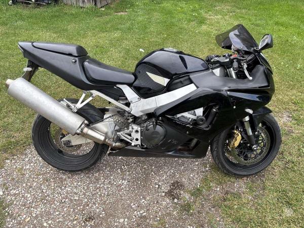 Black Honda Cbr 2002 in Raseiniai, with an engine capacity of 0.93 L and mileage of 39 thousand km for 2050 €, photo 1 on AUTOMOTO.COM.LV