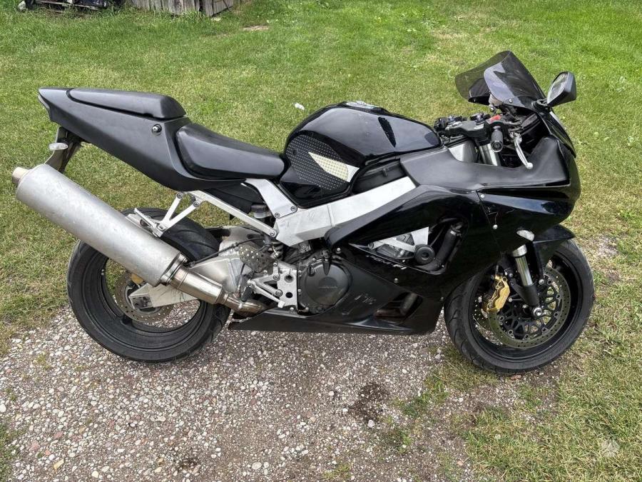 Black Honda Cbr 2002 in Raseiniai, with an engine capacity of 0.93 L and mileage of 39 thousand km for 2050 €, photo 1 on AUTOMOTO.COM.LV