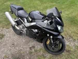 Black Honda Cbr 2002 in Raseiniai, with an engine capacity of 0.93 L and mileage of 39 thousand km for 2050 €, photo 3 on AUTOMOTO.COM.LV