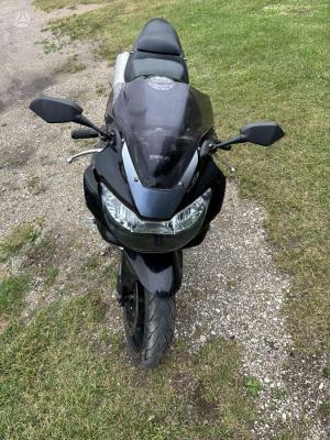 Black Honda Cbr 2002 in Raseiniai, with an engine capacity of 0.93 L and mileage of 39 thousand km for 2050 €, photo 4 on AUTOMOTO.COM.LV