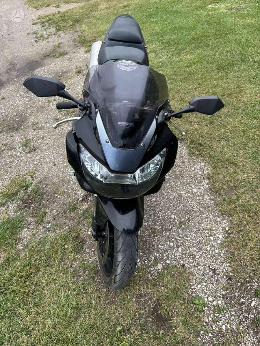 Black Honda Cbr 2002 in Raseiniai, with an engine capacity of 0.93 L and mileage of 39 thousand km for 2050 €, photo 4 on AUTOMOTO.COM.LV