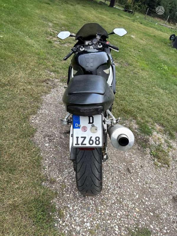 Black Honda Cbr 2002 in Raseiniai, with an engine capacity of 0.93 L and mileage of 39 thousand km for 2050 €, photo 4 on AUTOMOTO.COM.LV