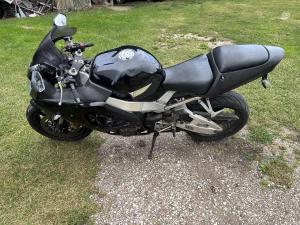 Black Honda Cbr 2002 in Raseiniai, with an engine capacity of 0.93 L and mileage of 39 thousand km for 2050 €, photo 6 on AUTOMOTO.COM.LV