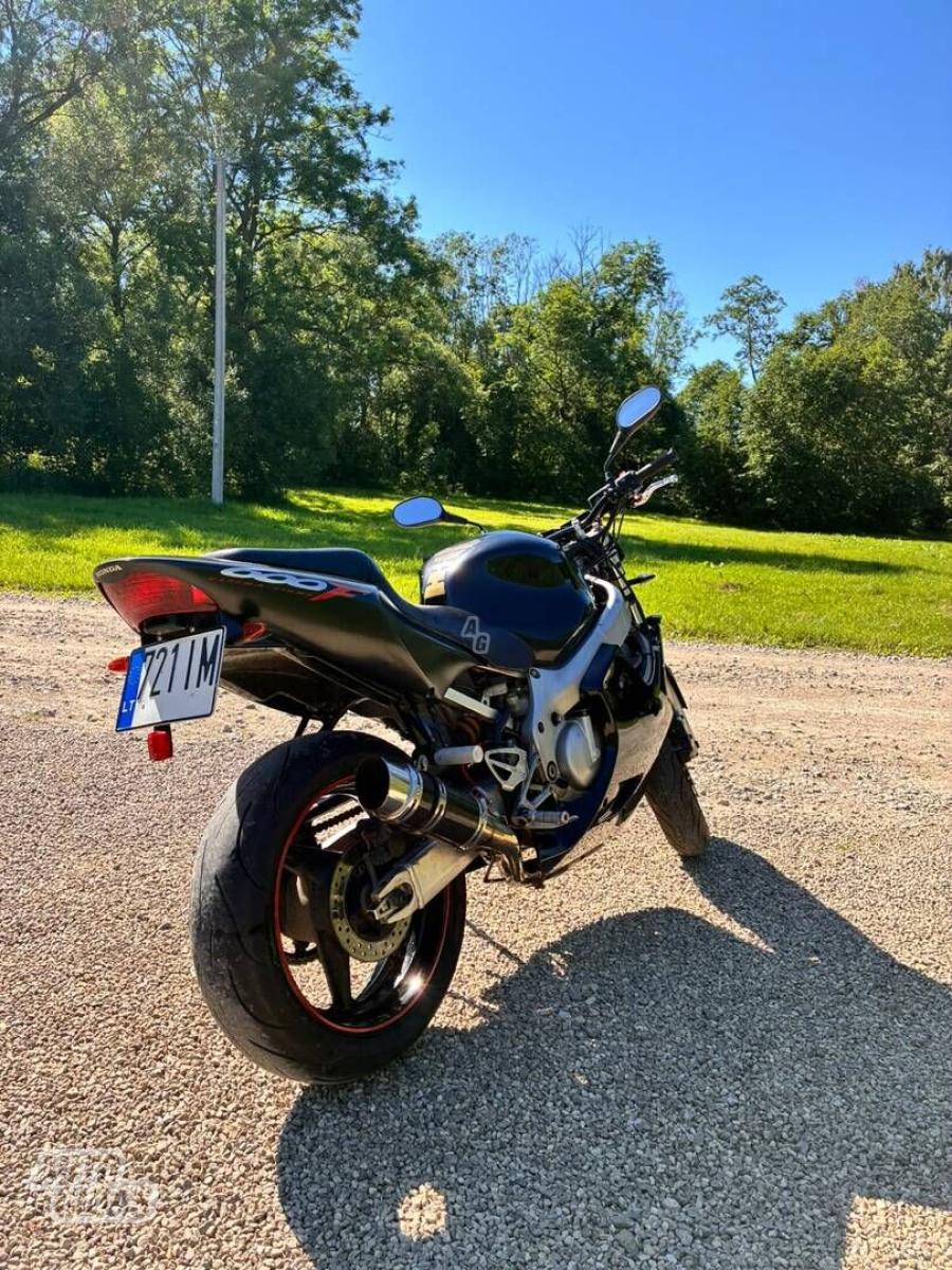 Черный Хонда Cbr 2003 в Шяуляй, объемом двигателя 0.60 л и пробегом 12 тыс. км за 1700 €, фото 3 на AUTOMOTO.COM.LV