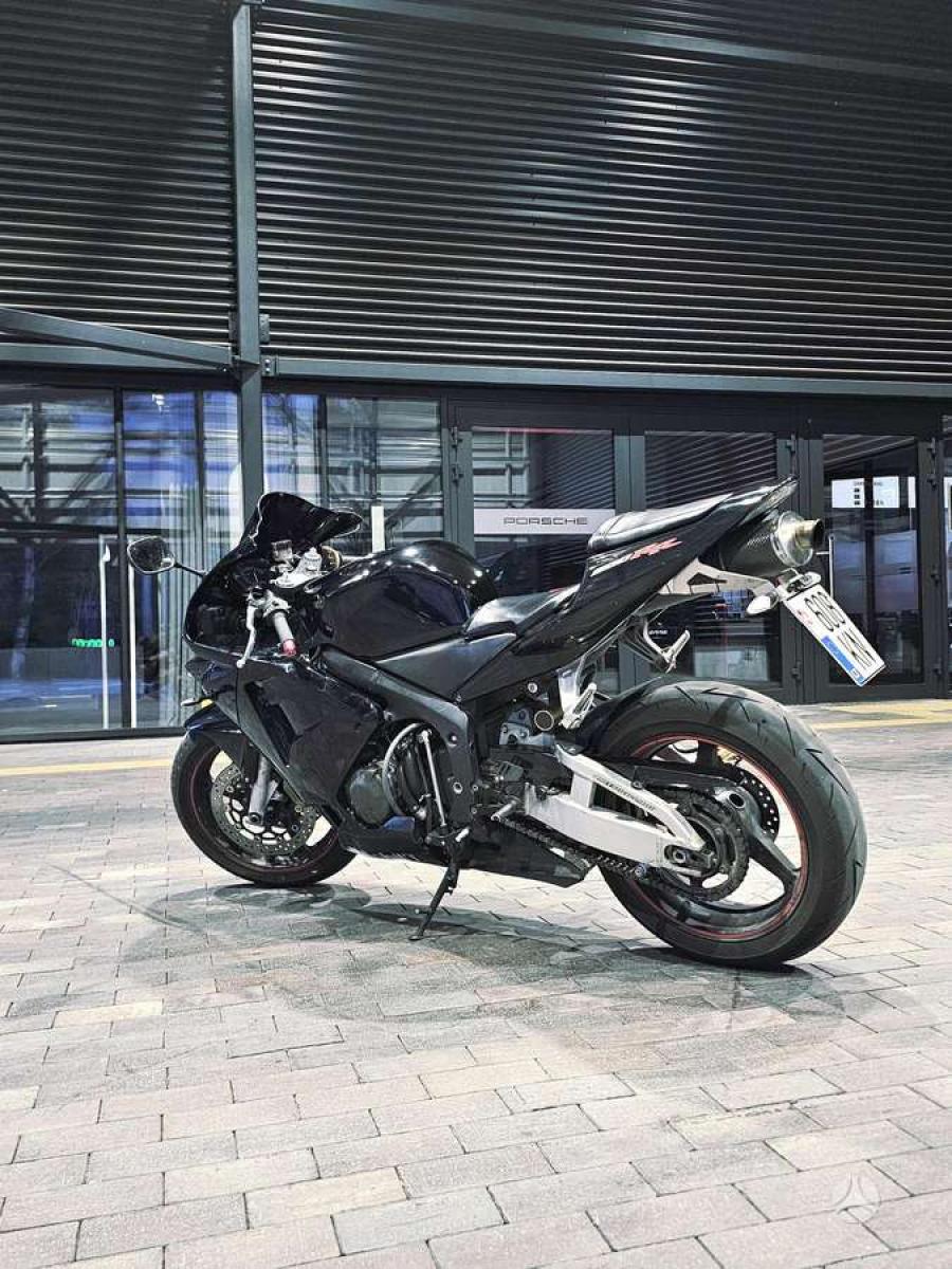 Black Honda Cbr 2003 in Klaipeda, with an engine capacity of 0.60 L and mileage of 38 thousand km for 4199 €, photo 3 on AUTOMOTO.COM.LV