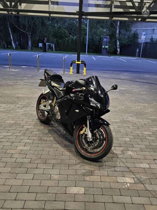 Черный Хонда Cbr 2003 в Клайпеда, объемом двигателя 0.60 л и пробегом 38 тыс. км за 4199 €, фото 3 на AUTOMOTO.COM.LV