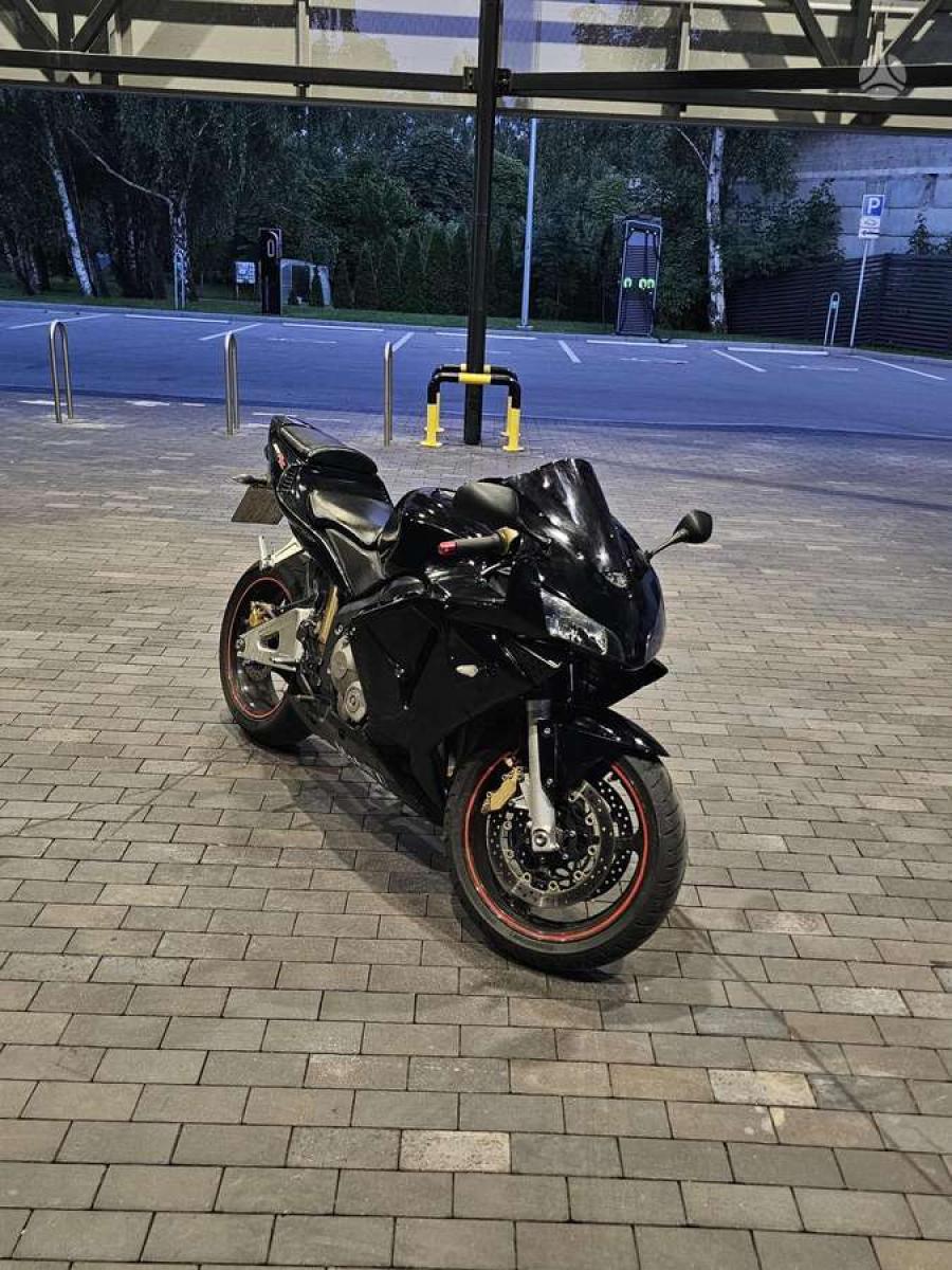 Black Honda Cbr 2003 in Klaipeda, with an engine capacity of 0.60 L and mileage of 38 thousand km for 4199 €, photo 4 on AUTOMOTO.COM.LV