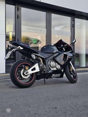 Black Honda Cbr 2003 in Klaipeda, with an engine capacity of 0.60 L and mileage of 38 thousand km for 4199 €, photo 6 on AUTOMOTO.COM.LV