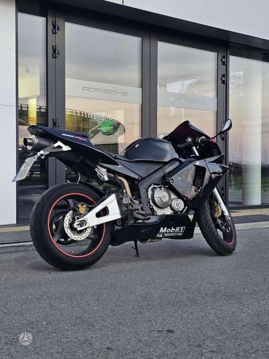 Black Honda Cbr 2003 in Klaipeda, with an engine capacity of 0.60 L and mileage of 38 thousand km for 4199 €, photo 6 on AUTOMOTO.COM.LV