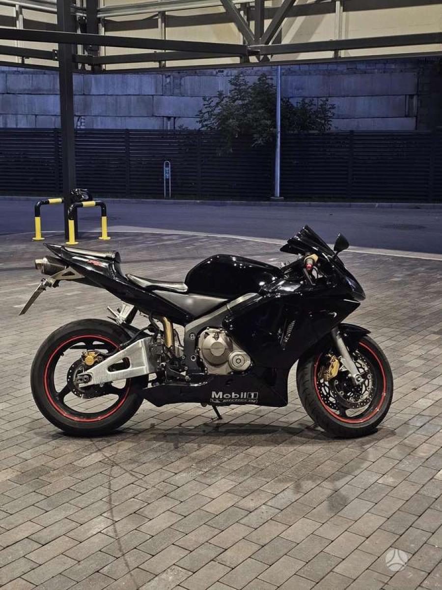 Black Honda Cbr 2003 in Klaipeda, with an engine capacity of 0.60 L and mileage of 38 thousand km for 4199 €, photo 7 on AUTOMOTO.COM.LV