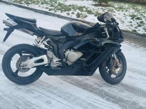 Black Honda Cbr 2004 in Vilnius, with an engine capacity of 1.00 L and mileage of 66 thousand km for 3500 €, photo 2 on AUTOMOTO.COM.LV