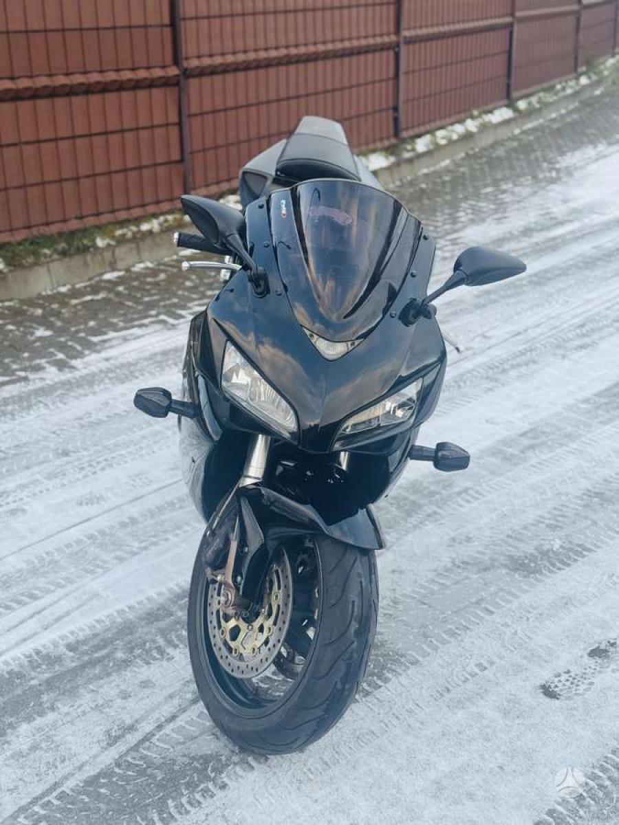 Black Honda Cbr 2004 in Vilnius, with an engine capacity of 1.00 L and mileage of 66 thousand km for 3500 €, photo 4 on AUTOMOTO.COM.LV