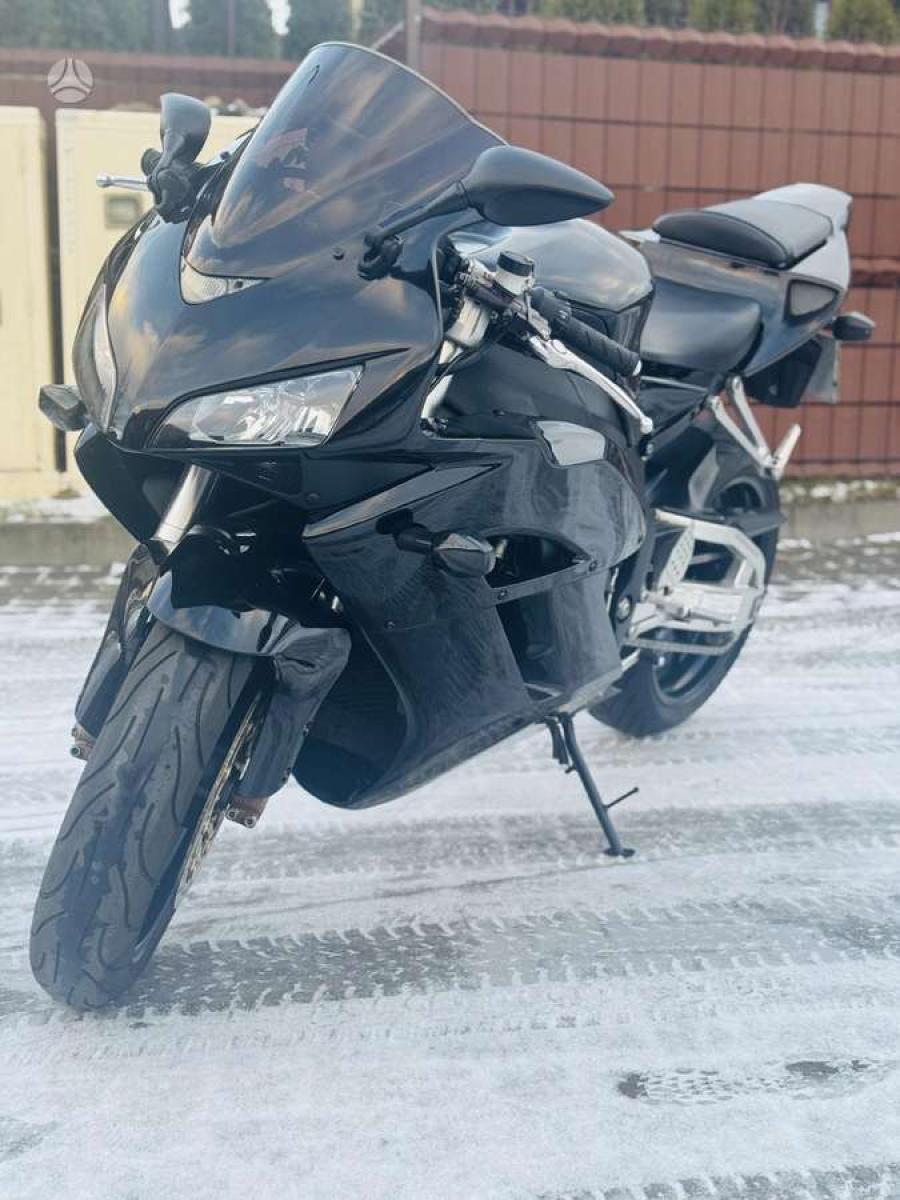 Black Honda Cbr 2004 in Vilnius, with an engine capacity of 1.00 L and mileage of 66 thousand km for 3500 €, photo 5 on AUTOMOTO.COM.LV