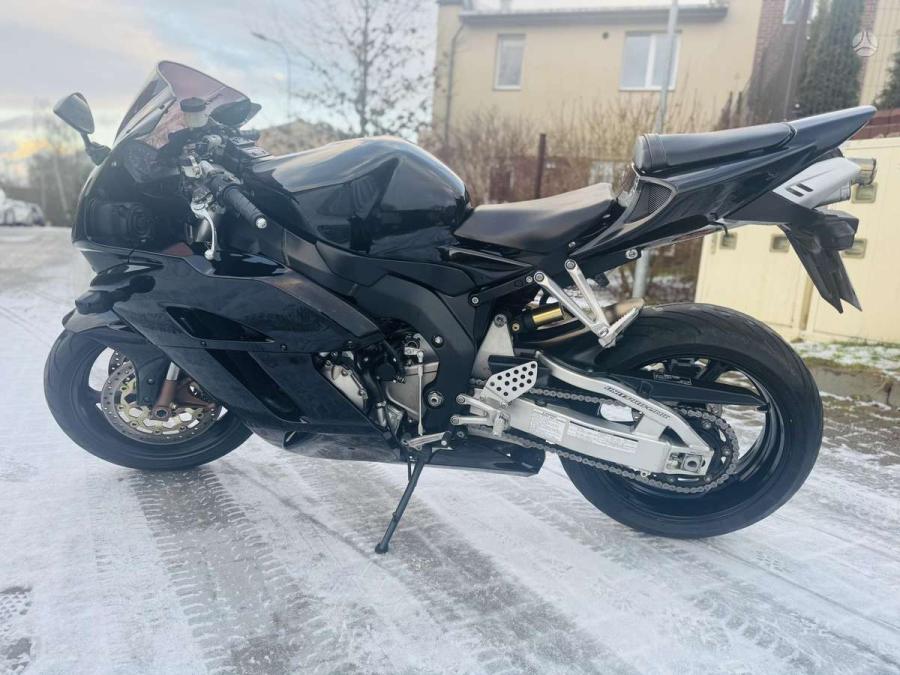 Black Honda Cbr 2004 in Vilnius, with an engine capacity of 1.00 L and mileage of 66 thousand km for 3500 €, photo 6 on AUTOMOTO.COM.LV