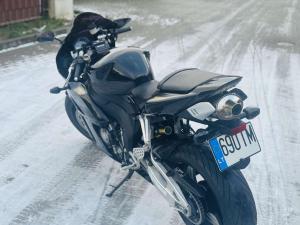 Black Honda Cbr 2004 in Vilnius, with an engine capacity of 1.00 L and mileage of 66 thousand km for 3500 €, photo 8 on AUTOMOTO.COM.LV