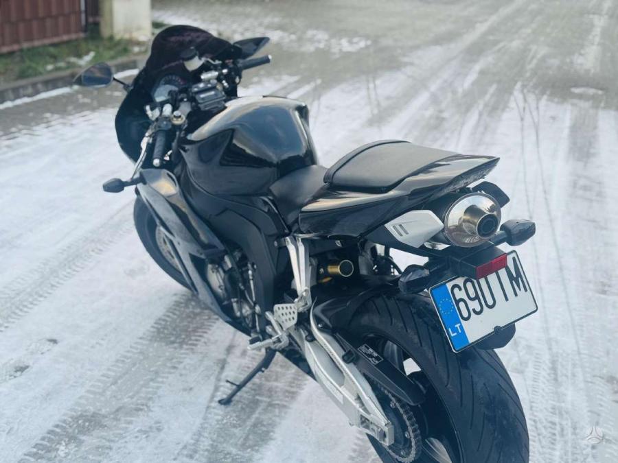 Black Honda Cbr 2004 in Vilnius, with an engine capacity of 1.00 L and mileage of 66 thousand km for 3500 €, photo 8 on AUTOMOTO.COM.LV