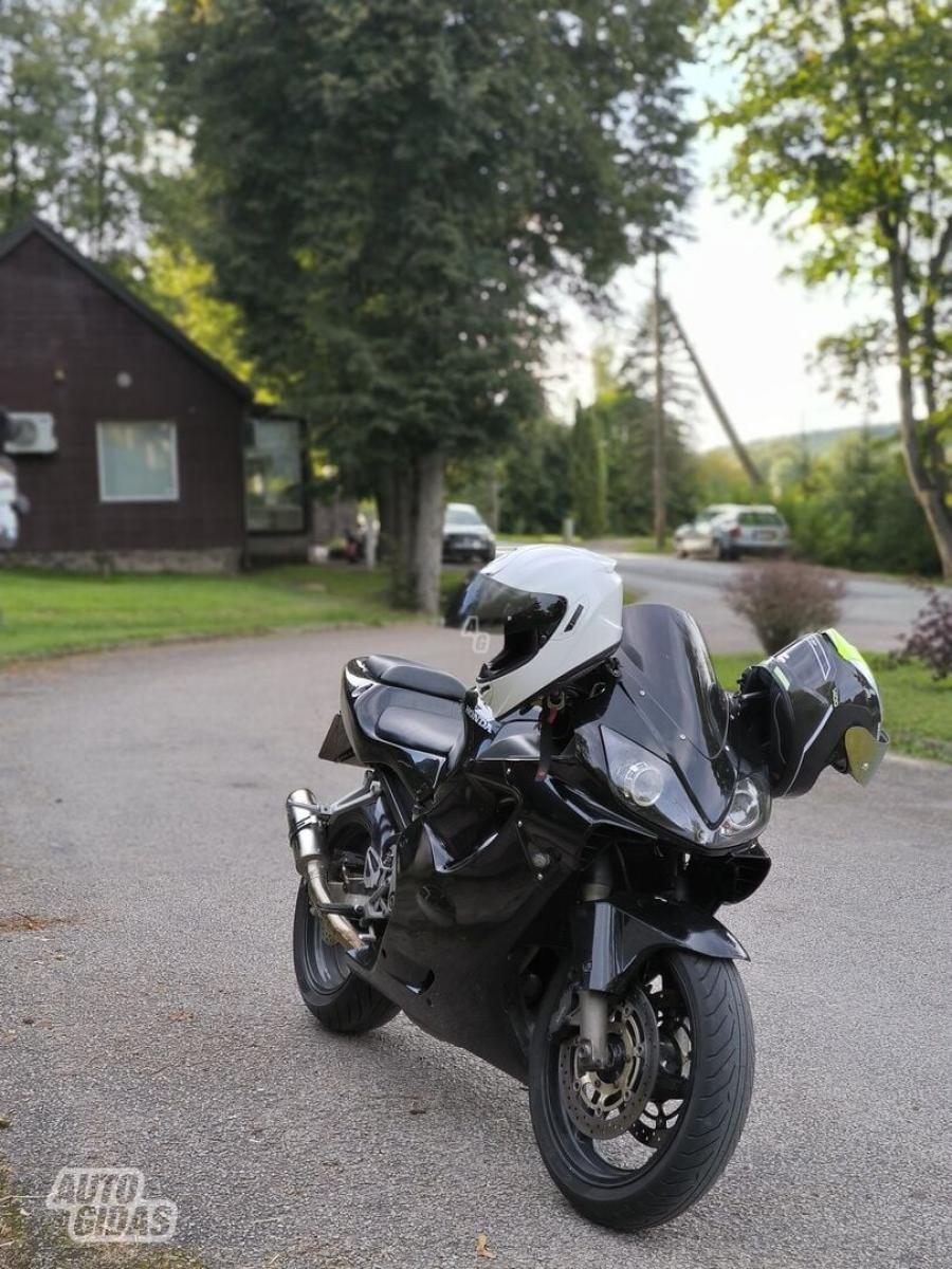 Black Honda Cbr 2004 in Kaunas, with an engine capacity of 0.60 L and mileage of 94 thousand km for 2600 €, photo 1 on AUTOMOTO.COM.LV