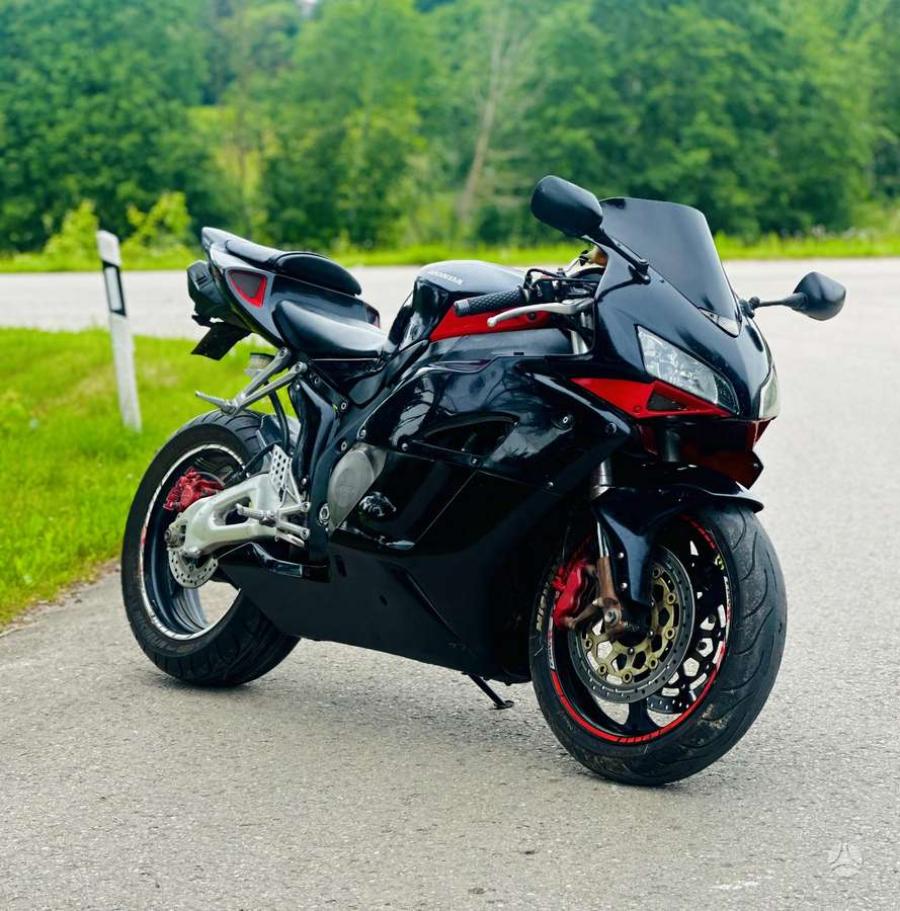 Melns Honda Cbr 2004 Radviliškis, ar dzinēja tilpumu 1.00 L un nobraukumu 43 tūkst. km par 3400 €, foto 3 vietnē AUTOMOTO.COM.LV