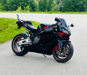 Melns Honda Cbr 2004 Radviliškis, ar dzinēja tilpumu 1.00 L un nobraukumu 43 tūkst. km par 3400 €, foto 4 vietnē AUTOMOTO.COM.LV