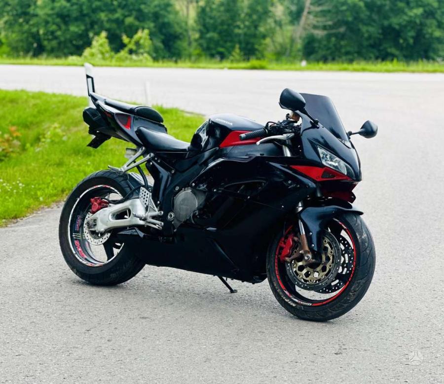 Melns Honda Cbr 2004 Radviliškis, ar dzinēja tilpumu 1.00 L un nobraukumu 43 tūkst. km par 3400 €, foto 4 vietnē AUTOMOTO.COM.LV