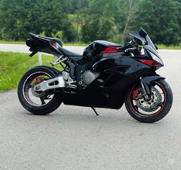 Black Honda Cbr 2004 in Radviliskis, with an engine capacity of 1.00 L and mileage of 43 thousand km for 3400 €, photo 5 on AUTOMOTO.COM.LV