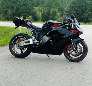 Melns Honda Cbr 2004 Radviliškis, ar dzinēja tilpumu 1.00 L un nobraukumu 43 tūkst. km par 3400 €, foto 6 vietnē AUTOMOTO.COM.LV