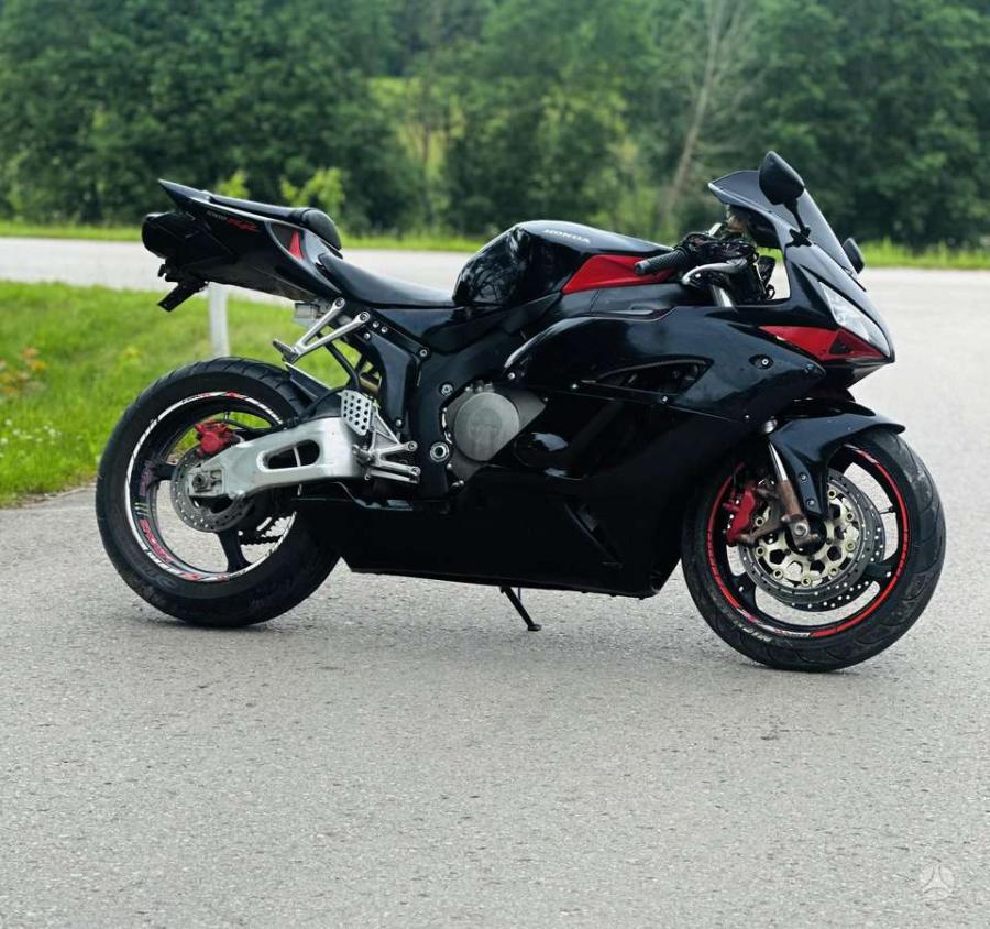 Melns Honda Cbr 2004 Radviliškis, ar dzinēja tilpumu 1.00 L un nobraukumu 43 tūkst. km par 3400 €, foto 6 vietnē AUTOMOTO.COM.LV