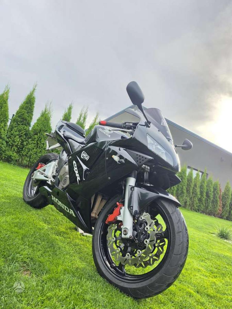 Black Honda Cbr 2005 in Kaunas, with an engine capacity of 0.60 L and mileage of 36 thousand km for 3333 €, photo 6 on AUTOMOTO.COM.LV