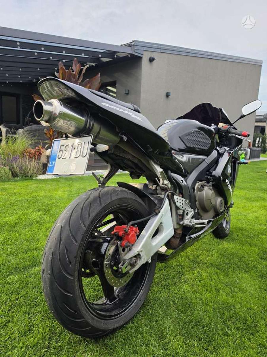 Black Honda Cbr 2005 in Kaunas, with an engine capacity of 0.60 L and mileage of 36 thousand km for 3333 €, photo 8 on AUTOMOTO.COM.LV