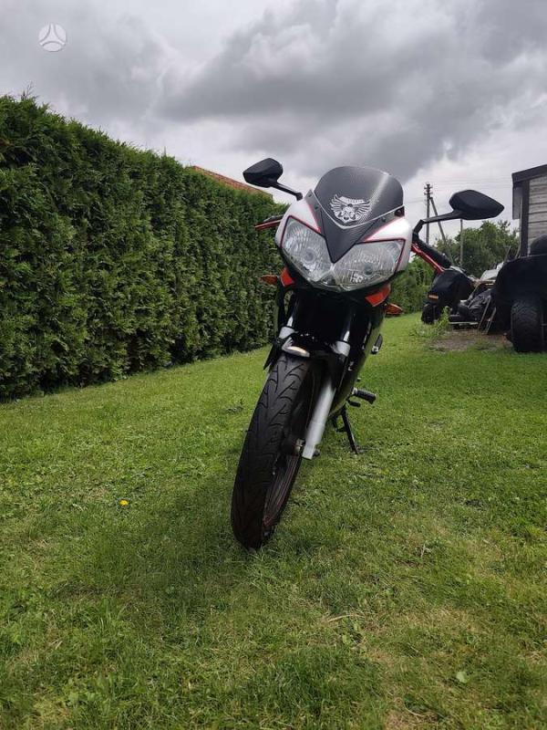 Black Honda Cbr 2006 in Vilkaviskis, with an engine capacity of 0.13 L and mileage of 27 thousand km for 1500 €, photo 2 on AUTOMOTO.COM.LV