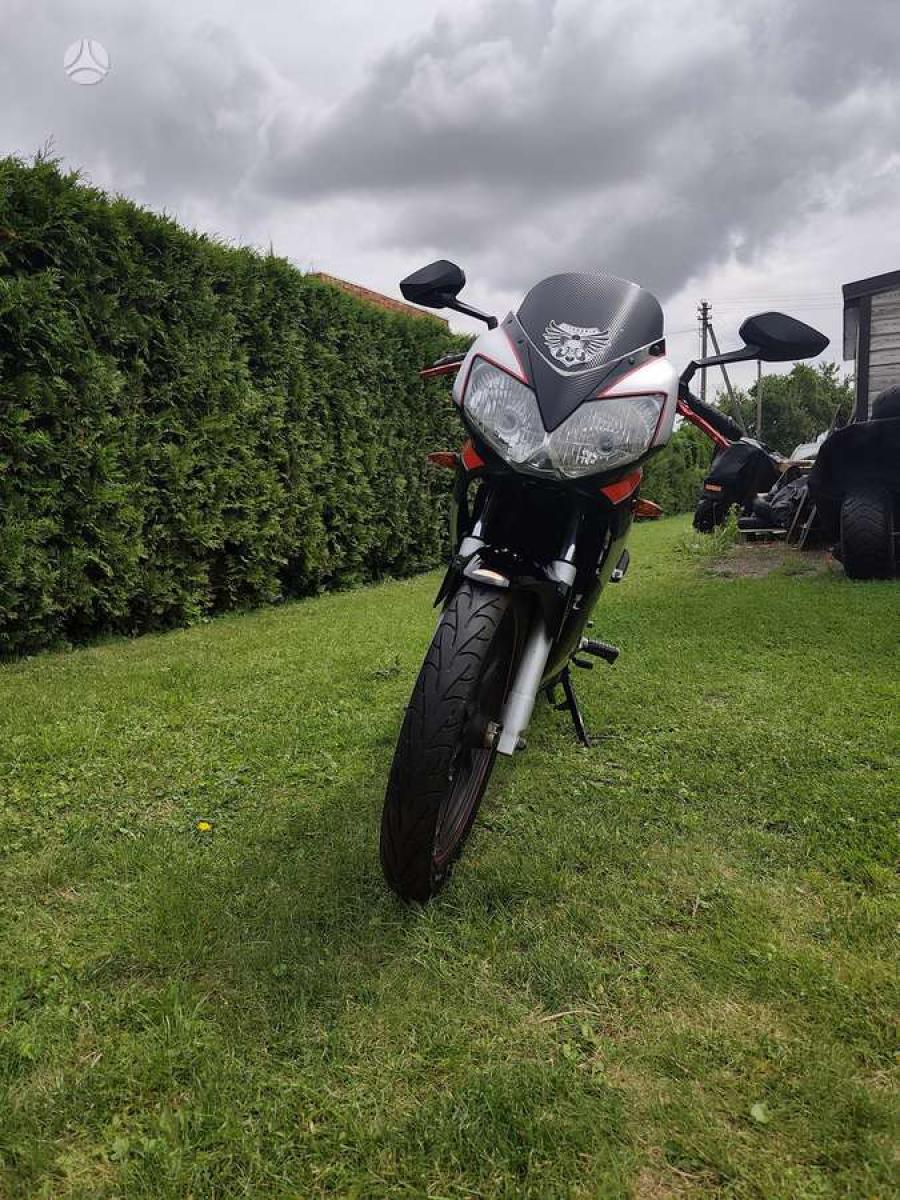 Black Honda Cbr 2006 in Vilkaviskis, with an engine capacity of 0.13 L and mileage of 27 thousand km for 1500 €, photo 3 on AUTOMOTO.COM.LV