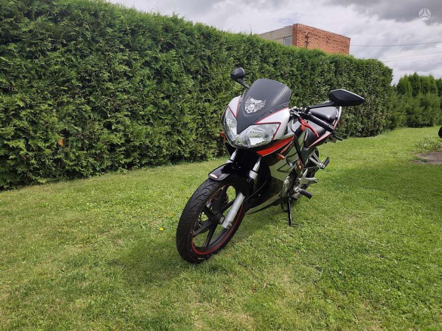 Black Honda Cbr 2006 in Vilkaviskis, with an engine capacity of 0.13 L and mileage of 27 thousand km for 1500 €, photo 4 on AUTOMOTO.COM.LV