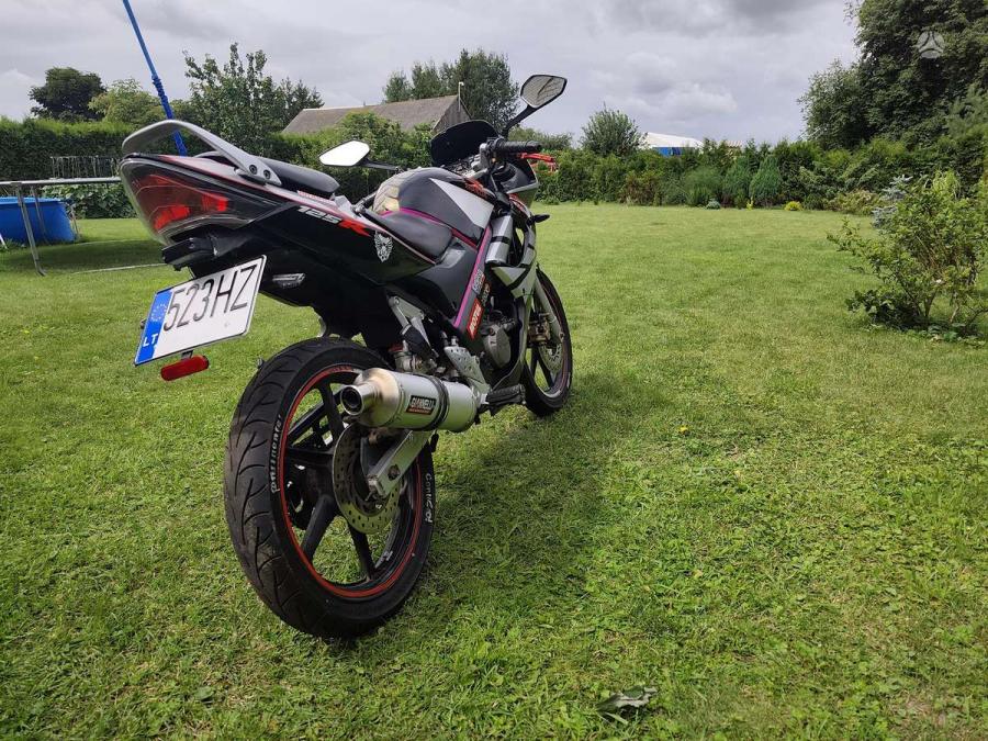Black Honda Cbr 2006 in Vilkaviskis, with an engine capacity of 0.13 L and mileage of 27 thousand km for 1500 €, photo 5 on AUTOMOTO.COM.LV