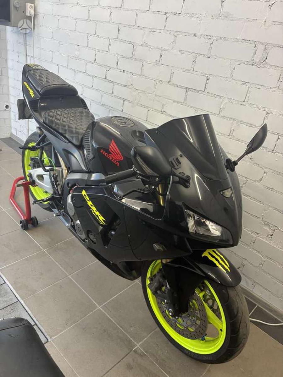Black Honda Cbr 2006 in Jonava, with an engine capacity of 0.60 L and mileage of 62 thousand km for 3600 €, photo 3 on AUTOMOTO.COM.LV
