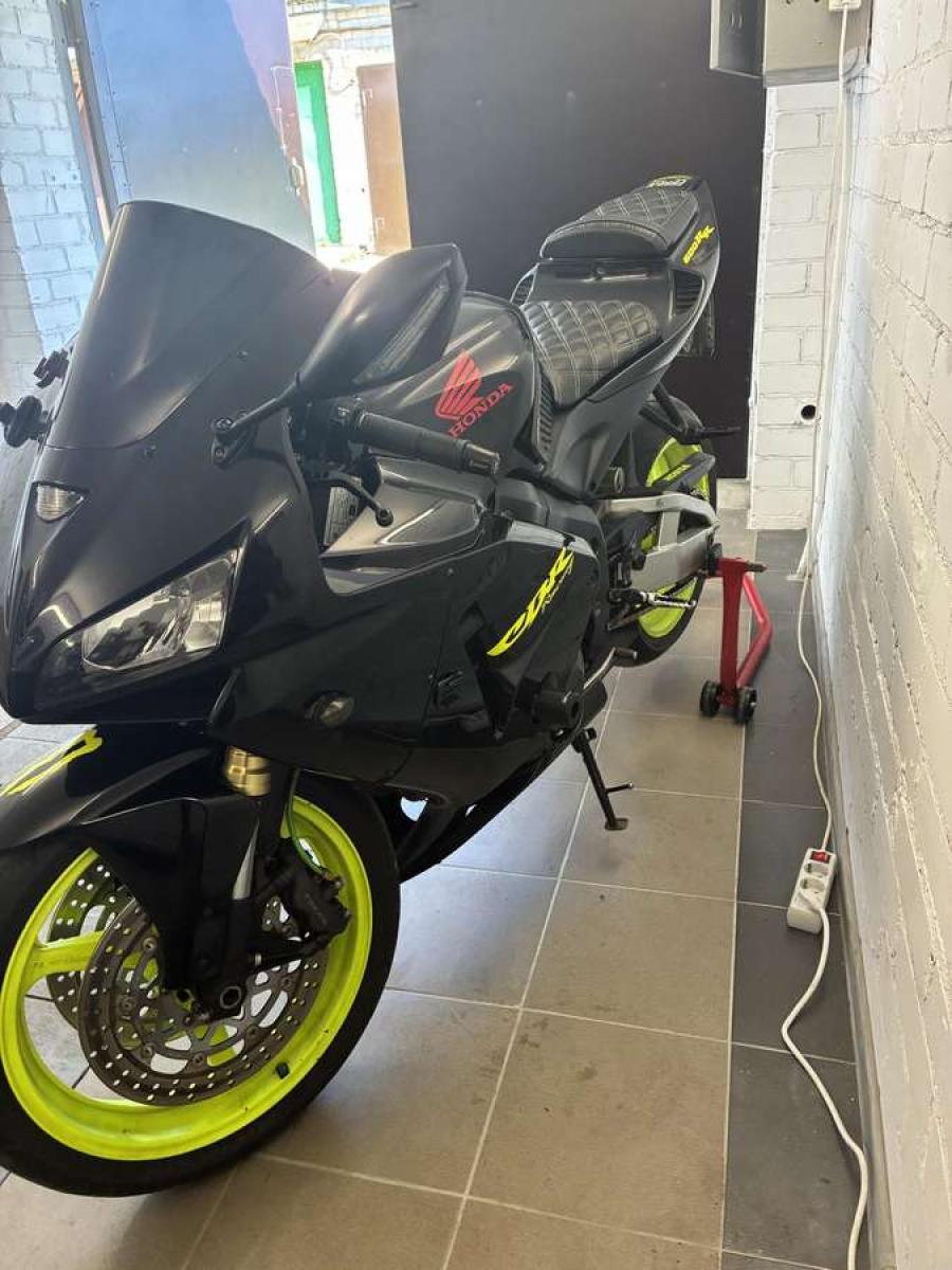Black Honda Cbr 2006 in Jonava, with an engine capacity of 0.60 L and mileage of 62 thousand km for 3600 €, photo 5 on AUTOMOTO.COM.LV