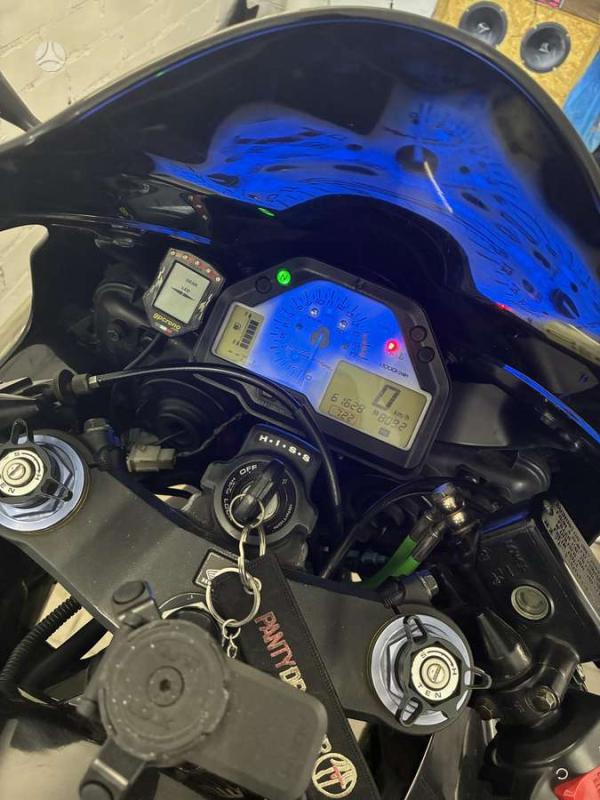 Black Honda Cbr 2006 in Jonava, with an engine capacity of 0.60 L and mileage of 62 thousand km for 3600 €, photo 6 on AUTOMOTO.COM.LV
