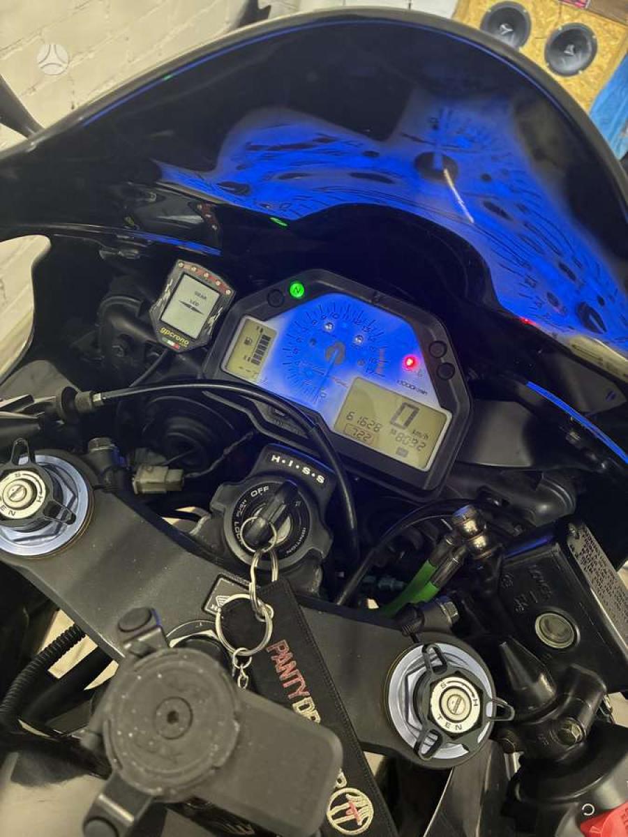 Black Honda Cbr 2006 in Jonava, with an engine capacity of 0.60 L and mileage of 62 thousand km for 3600 €, photo 6 on AUTOMOTO.COM.LV