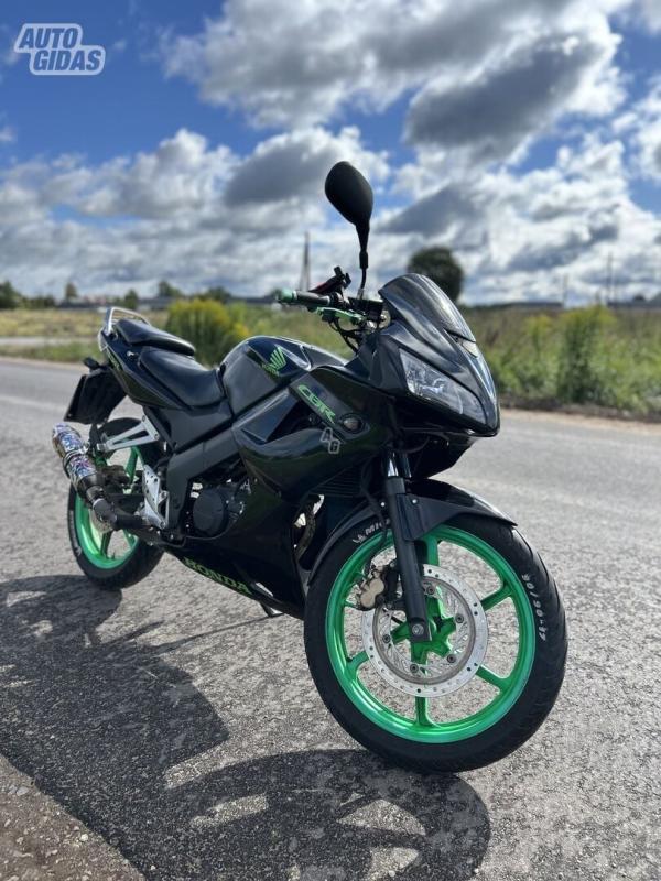 Black Honda Cbr 2008 in Vilnius, with an engine capacity of 0.13 L and mileage of 34 thousand km for 1660 €, photo 1 on AUTOMOTO.COM.LV