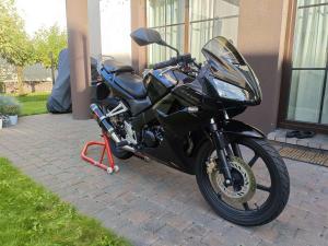 Black Honda Cbr 2009 in Kaunas, with an engine capacity of 0.13 L and mileage of 33 thousand km for 1500 €, photo 1 on AUTOMOTO.COM.LV