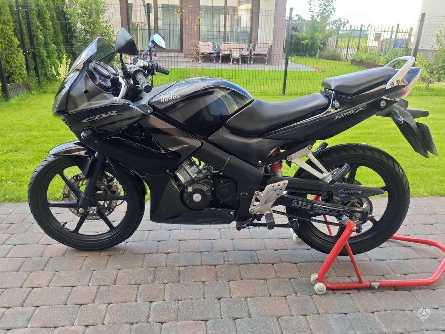 Black Honda Cbr 2009 in Kaunas, with an engine capacity of 0.13 L and mileage of 33 thousand km for 1500 €, photo 6 on AUTOMOTO.COM.LV