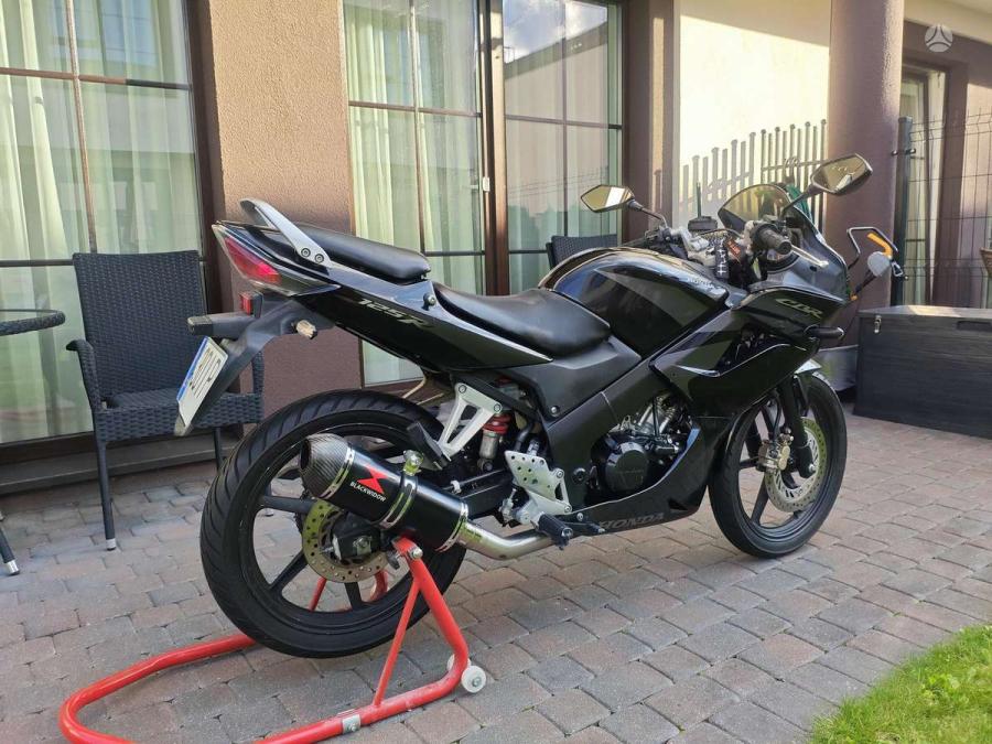 Black Honda Cbr 2009 in Kaunas, with an engine capacity of 0.13 L and mileage of 33 thousand km for 1500 €, photo 12 on AUTOMOTO.COM.LV